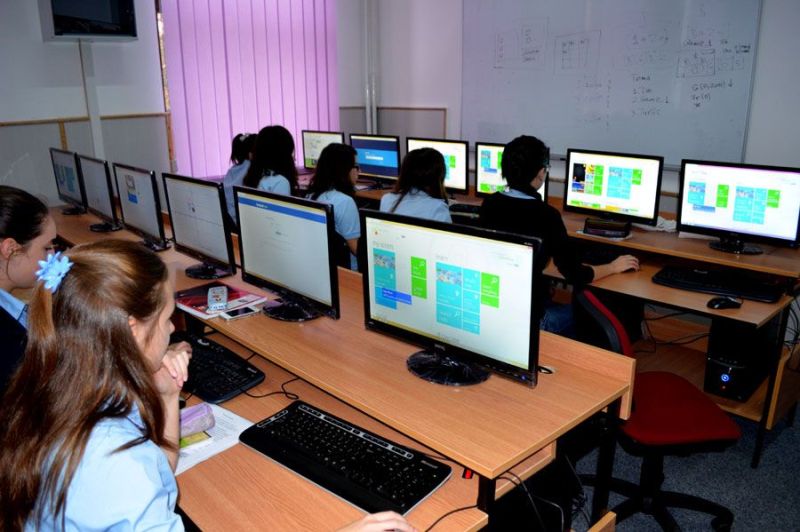 Olimpiada internațională de informatică pe echipe: aur și argint pentru ...