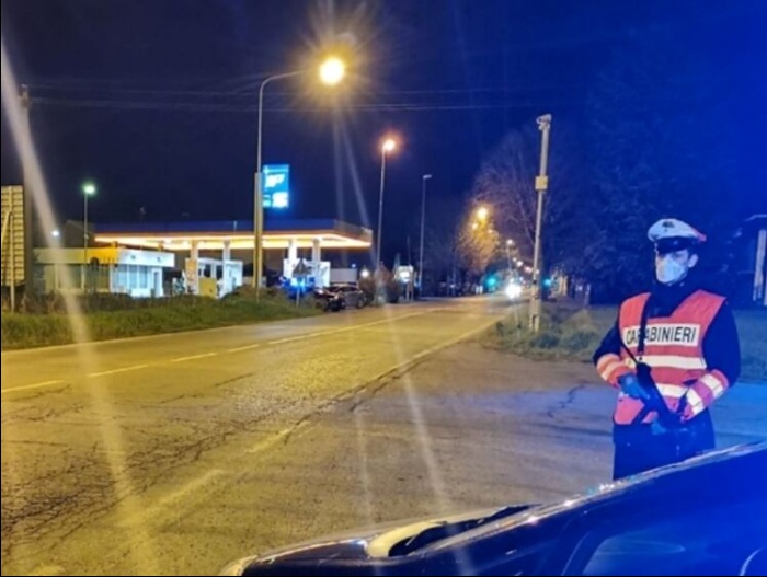 Patru români din Italia amendați cu 400 de euro fiecare fiindcă au ...