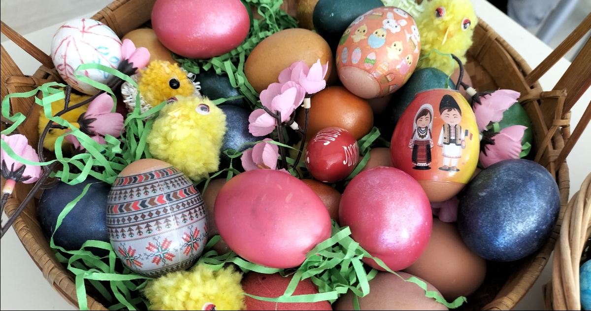 Tradiții românești de Paște în Italia, ouă roșii vopsite în școlile din ...