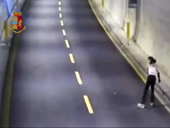 VIDEO | Femeie din Italia, surprinsă de polițiști plimbându-se cu ...