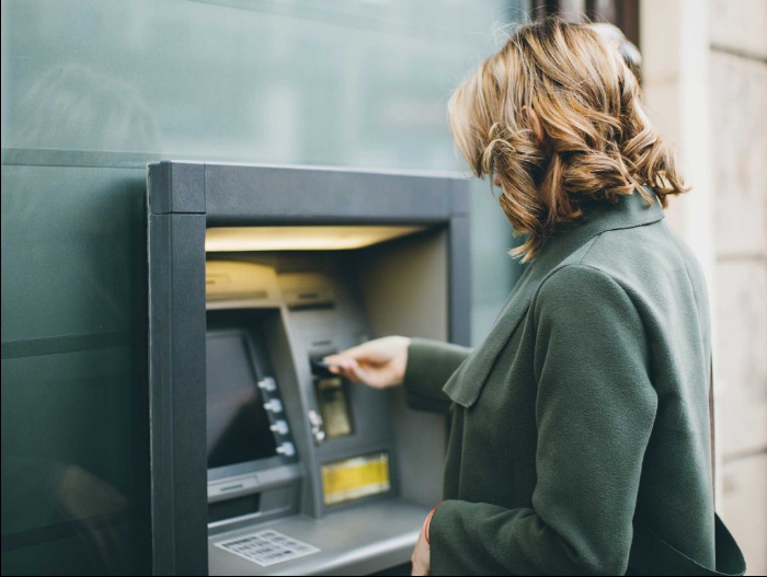 Un bancomat a început să elibereze de două ori mai mulți bani decât i ...