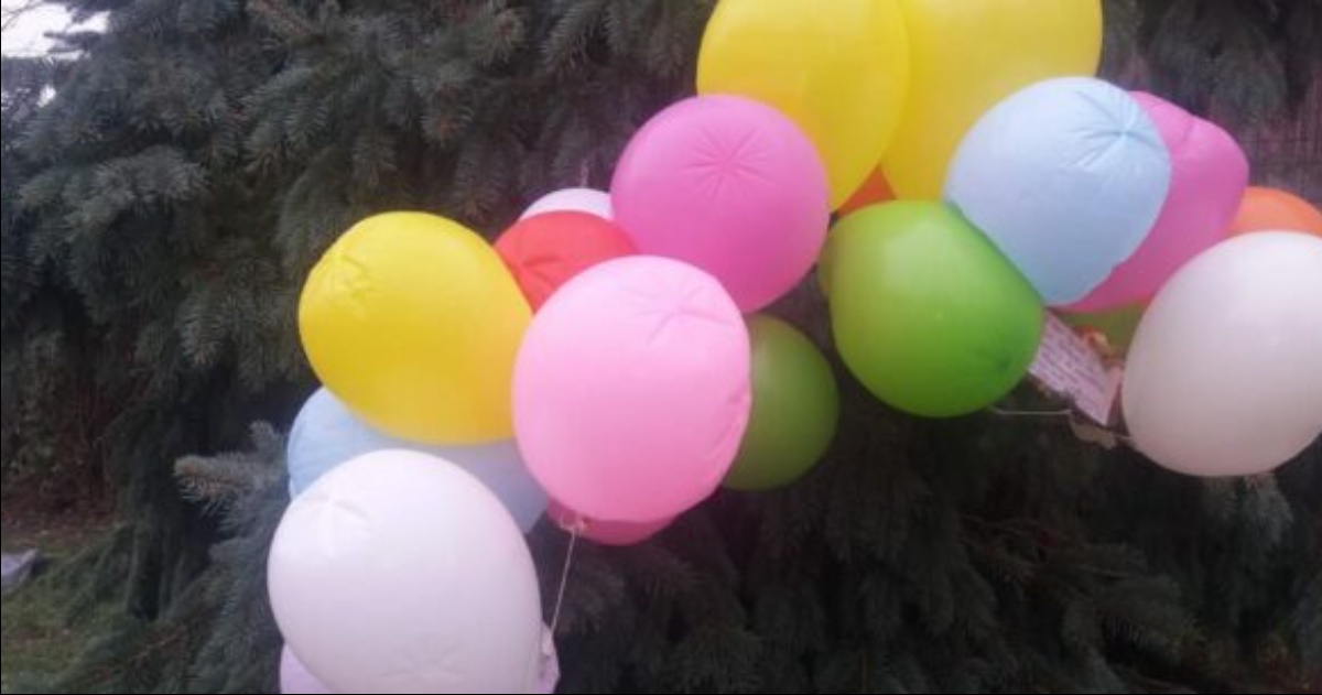 Incredibila călătorie a unui mănunchi de baloane colorate. A zburat din ...