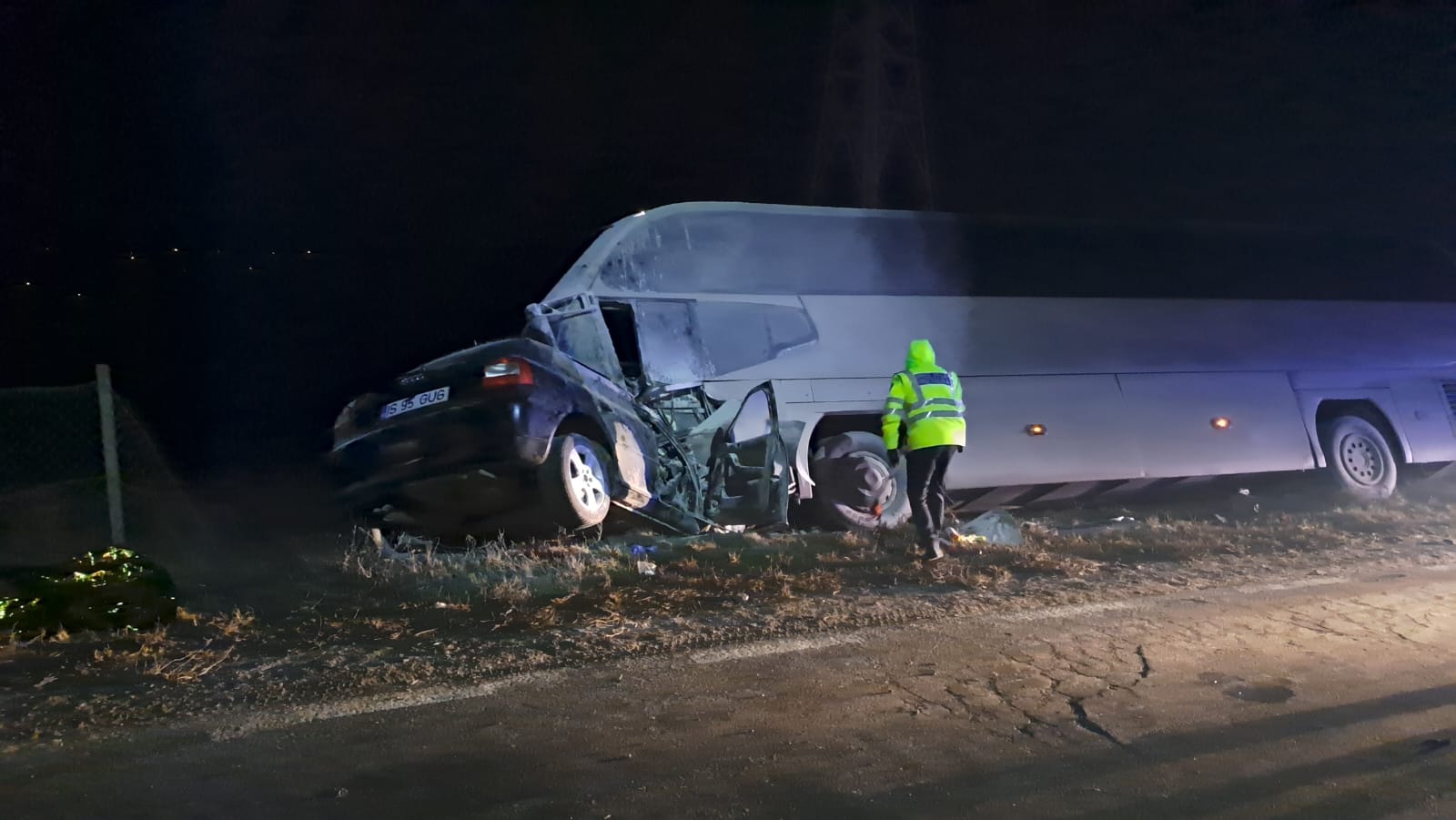 Un tânăr care s-a izbit cu mașina de un autocar cu cetățeni moldoveni ... Un tânăr care s-a izbit cu mașina de un autocar cu cetățeni moldoveni ...