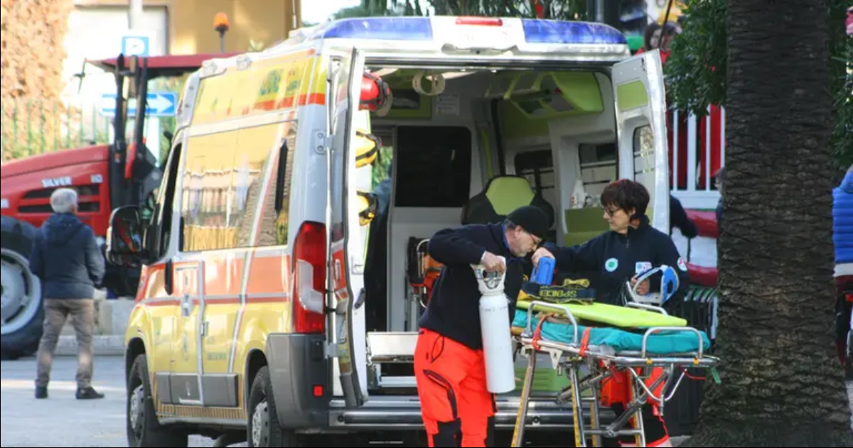 Un ragazzo rumeno proveniente dall'Italia lotta tra la vita e la morte ...