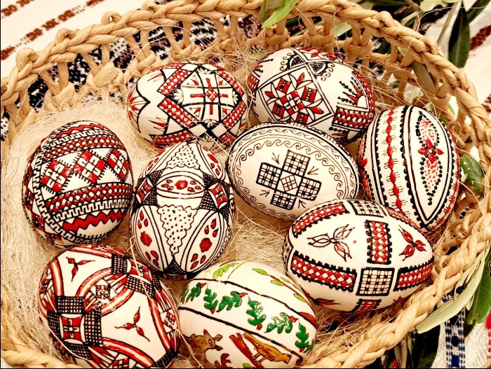 Copii români din Italia, la încondeiat ouă „ca în Bucovina ...