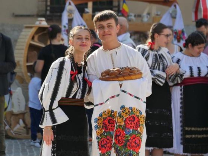 Italia, 20 de ani de prezență românească în Trentino. Spectacol cu ...