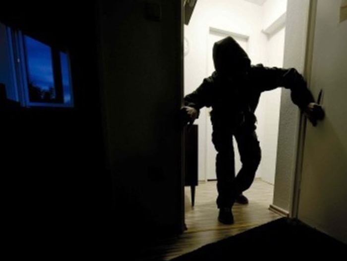 Român care a spart o locuință din Italia, prins datorită unui breloc cu ...