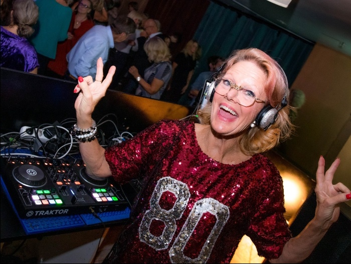 O femeie în vârstă de 79 de ani, DJ la o discotecă pentru persoanele de ...