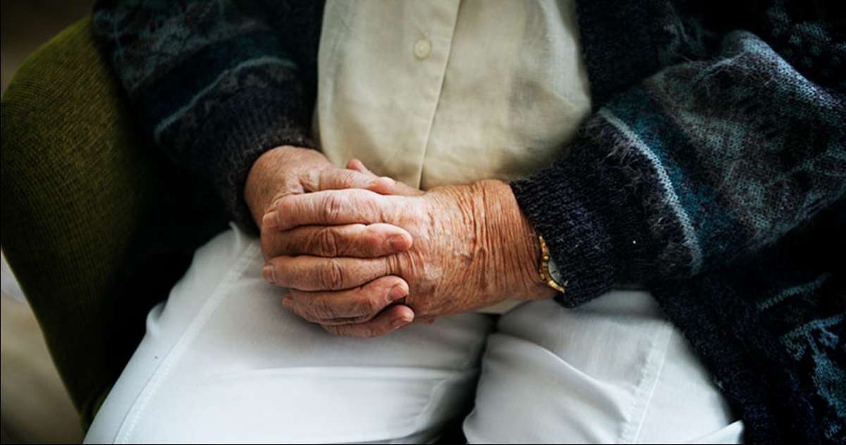 Bătrân din Italia, mort după ce a căzut de pe fotoliu. Badanta este ...