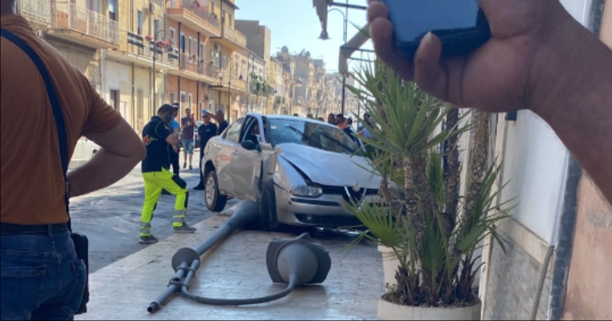 Român mort în Italia. S-a izbit puternic cu mașina de un stâlp ...