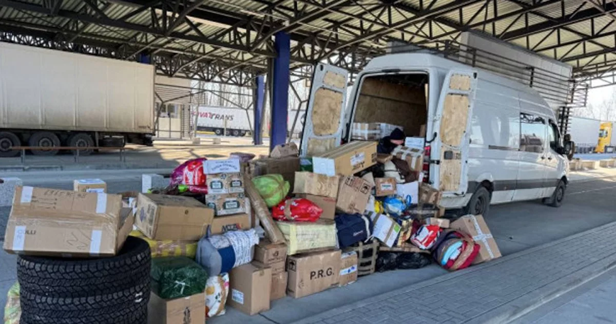 Microbuz cu colete trimise din Italia, reținut în vamă pentru transport ...